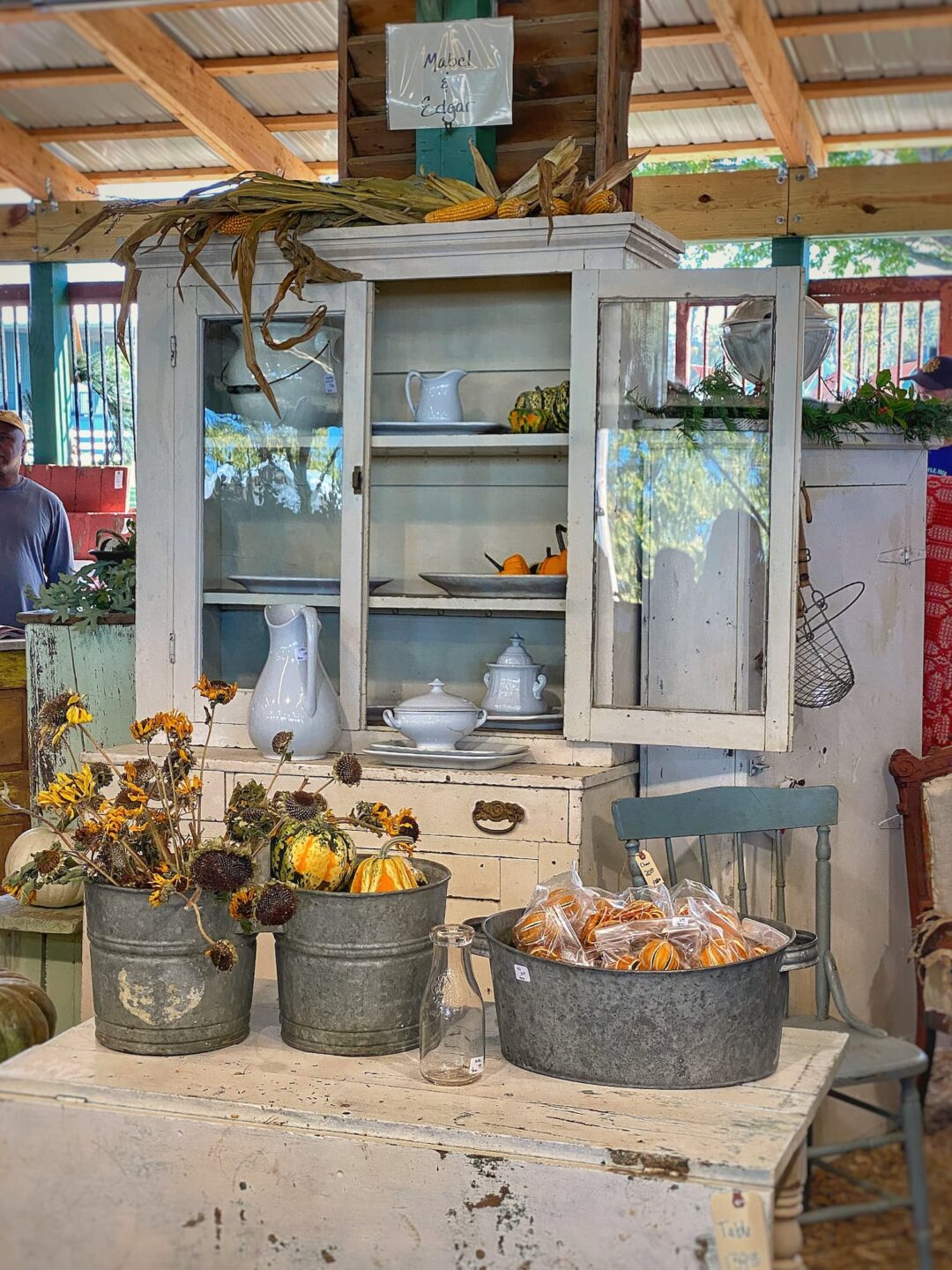 A Vintage Hip Day At The Lucketts Fall Market - Molly in Maine