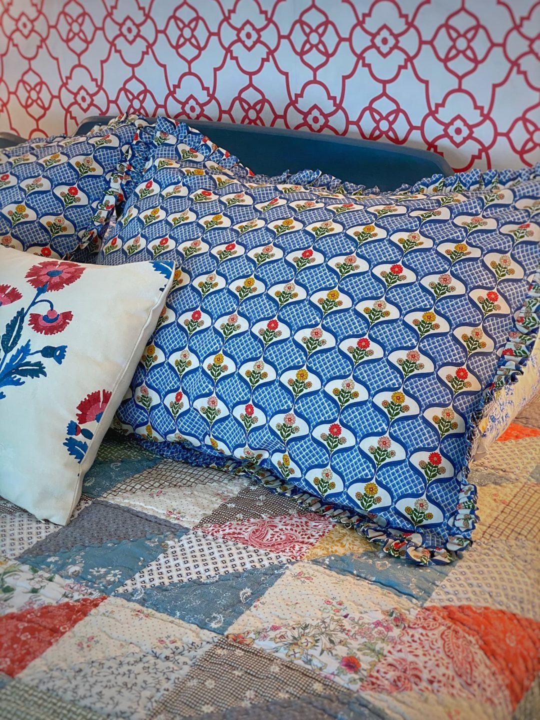 A Spring Bed Nook Refresh Inspires Sweet Dreams For Guests - Molly in Maine